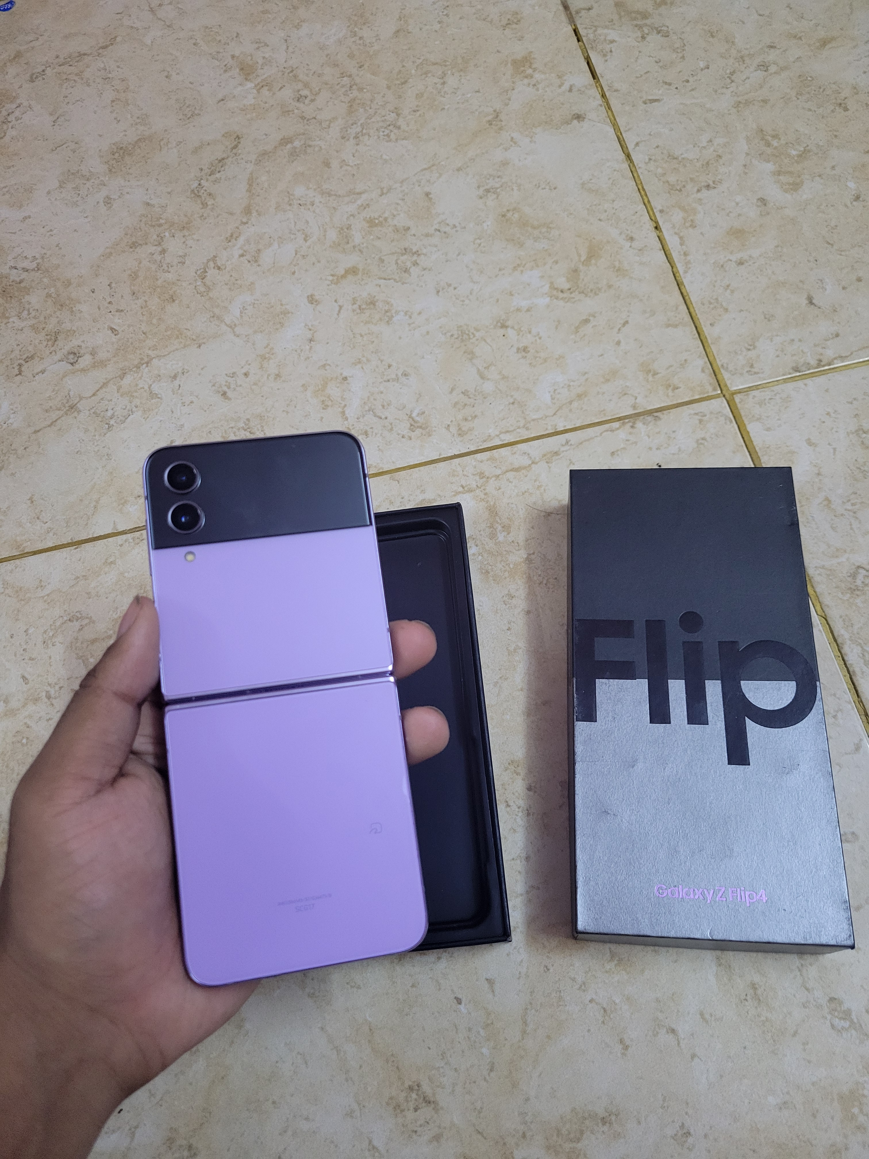 Samsung Zflip 4 | Items | Qatar Living Classifieds | Qatar Living ...