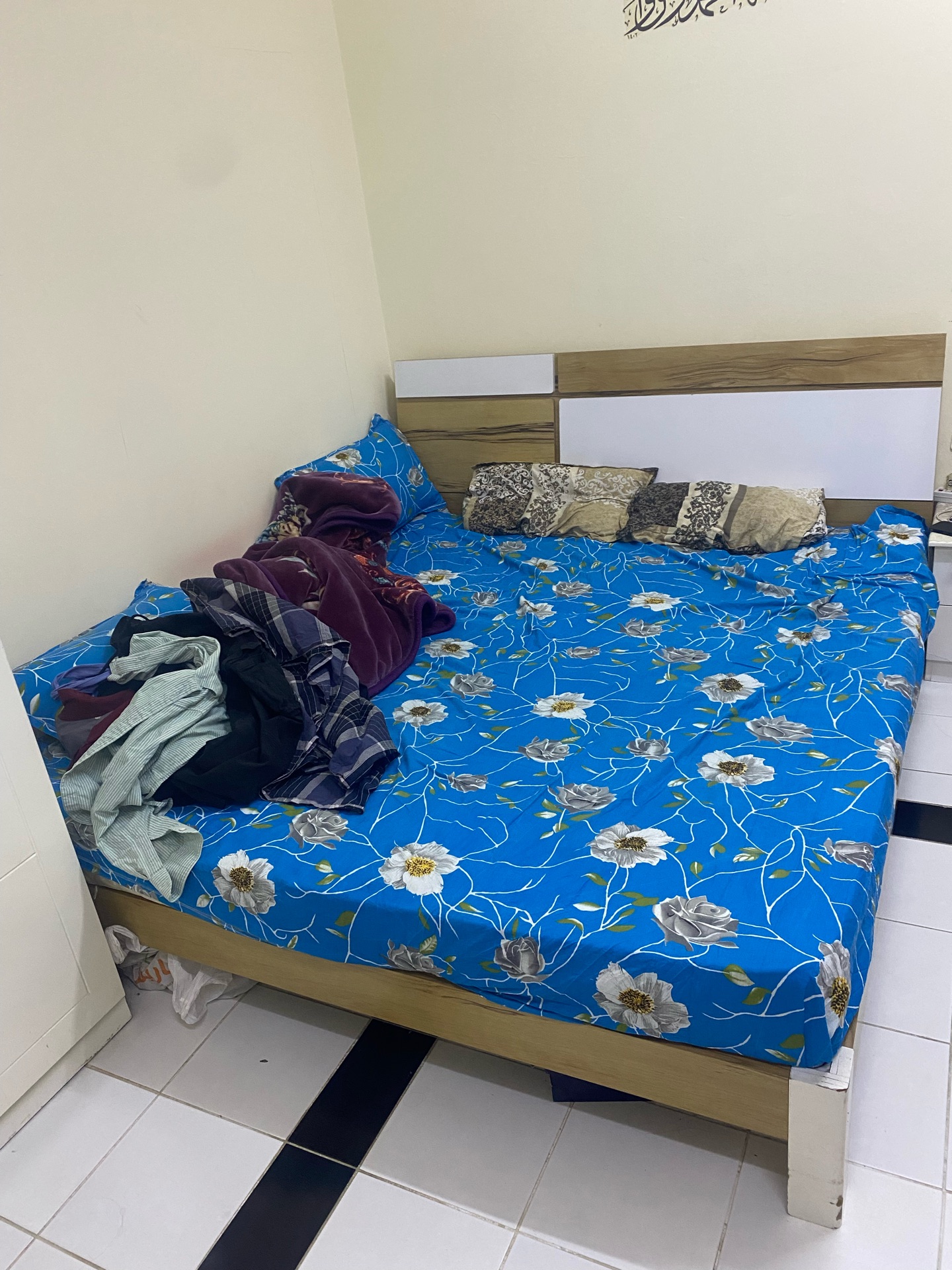King size bed | Items | Qatar Living Classifieds | Qatar Living Classifieds