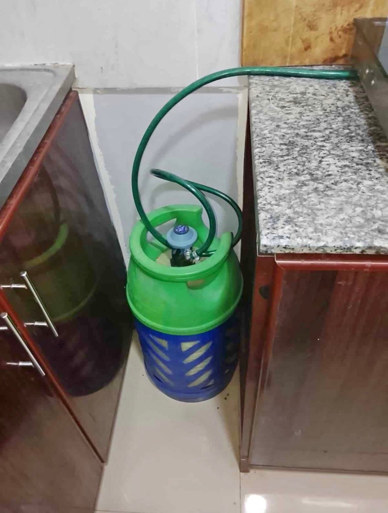 12kg gas cylinder + Regulator + Stove | Items | Qatar Living ...